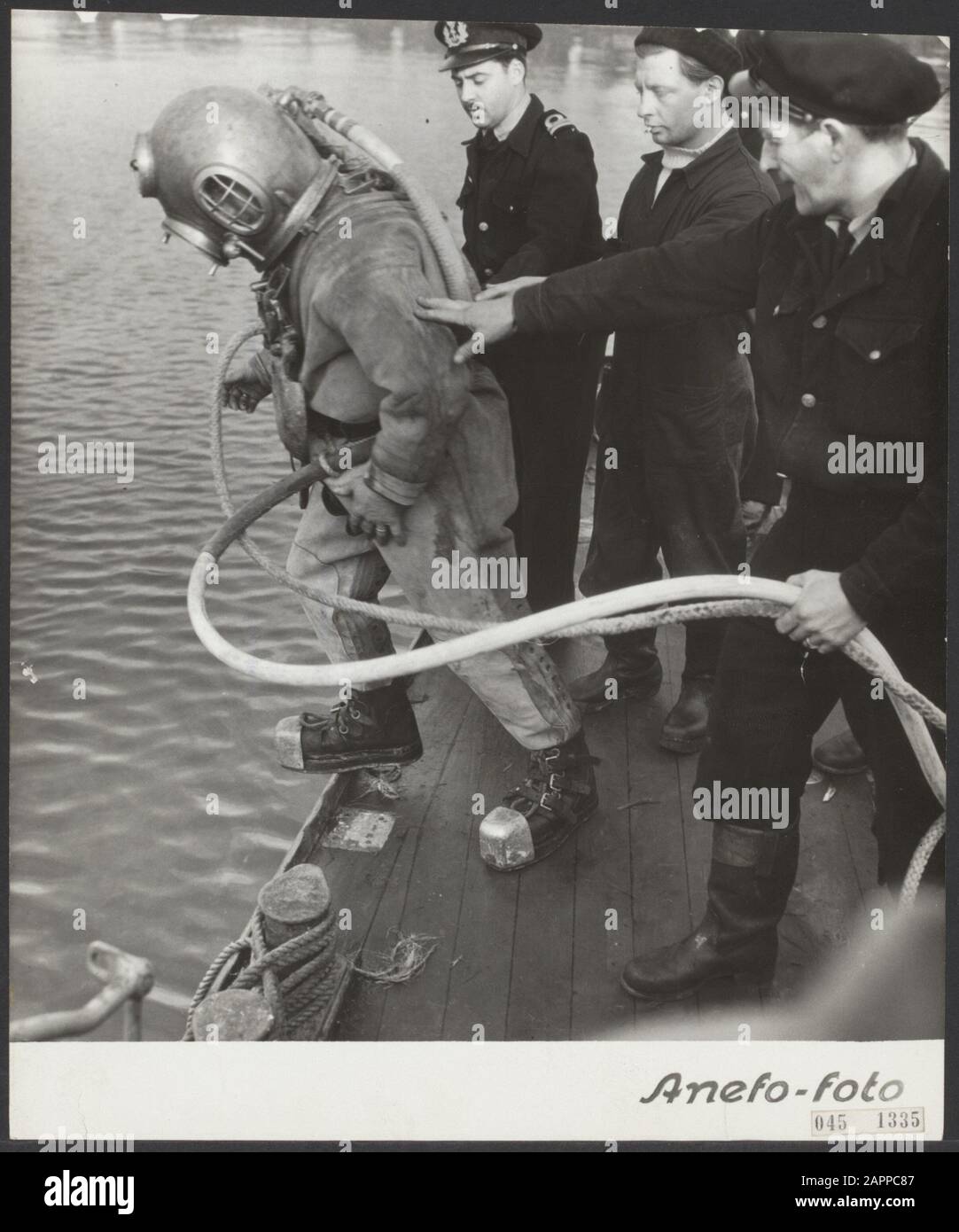 Preparatory work at Hoek van Holland for exploding the sunken Faustus ...