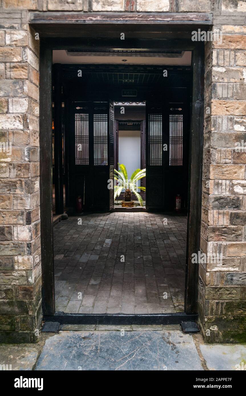 Photo ancient chinese entrance door hi-res stock photography and images ...