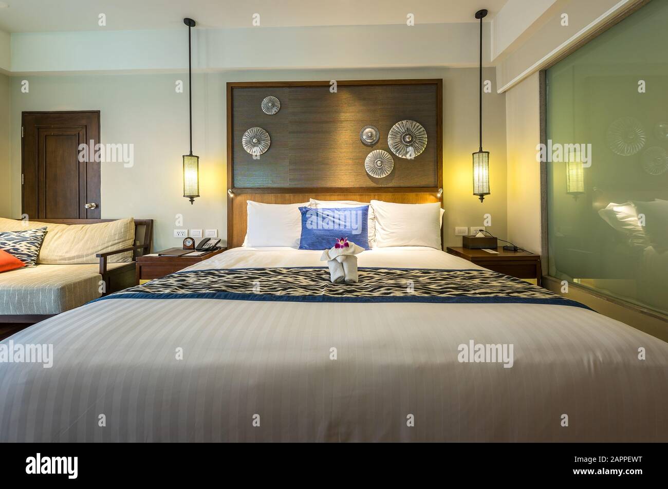 Classic style hotel bedroom interior Stock Photo - Alamy