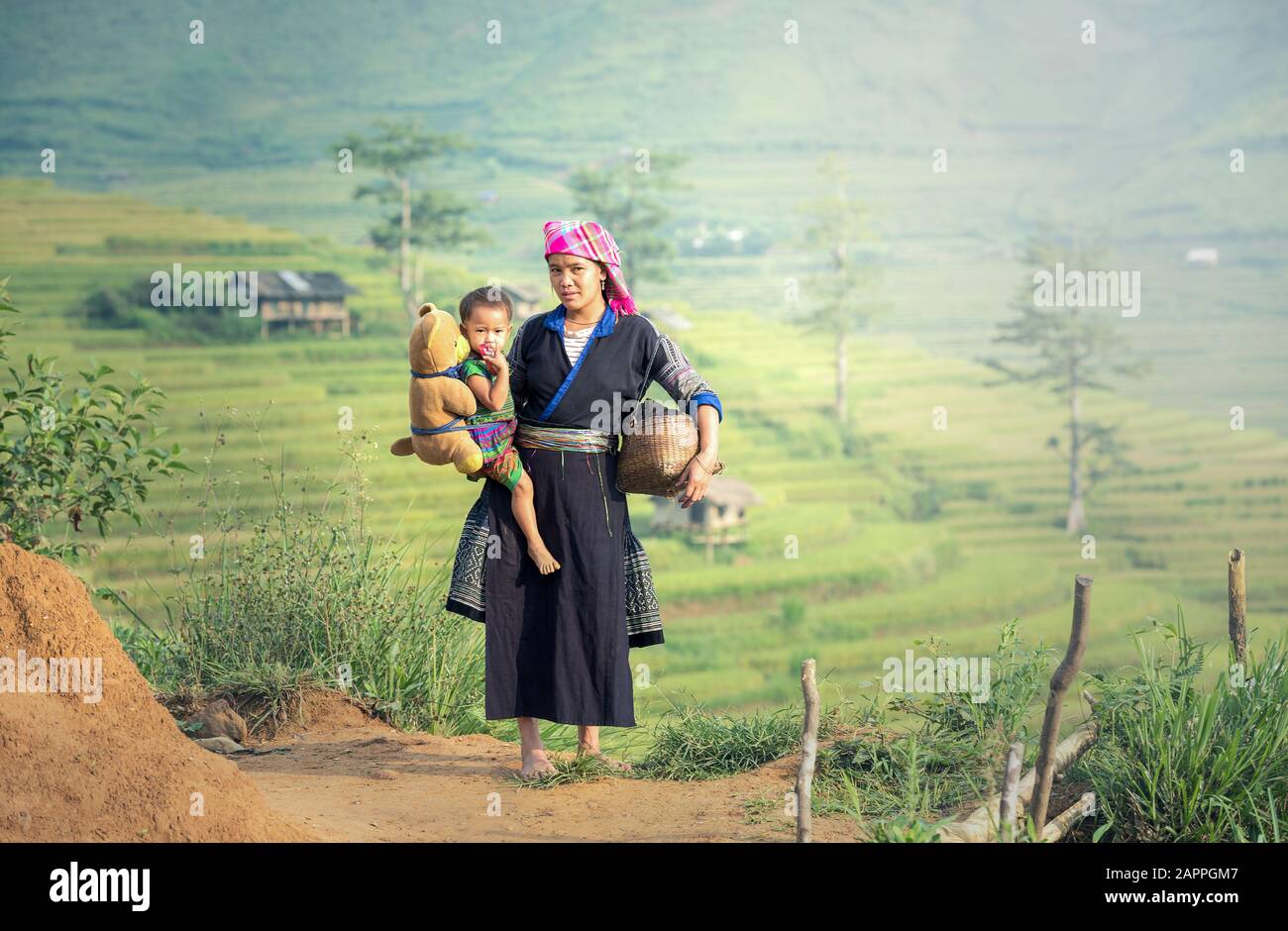 Agriculture rice mother child china hi-res stock photography and images ...