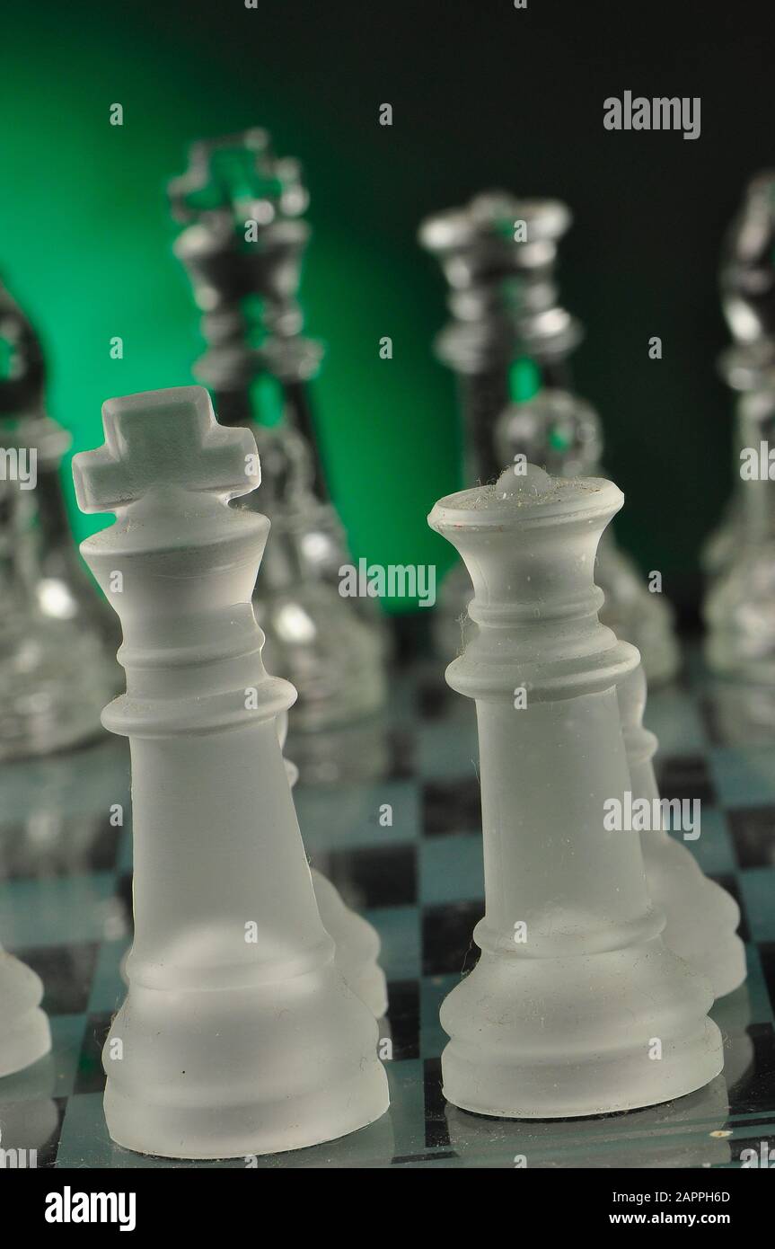 Chess glass pieces hi-res stock photography and images - Alamy