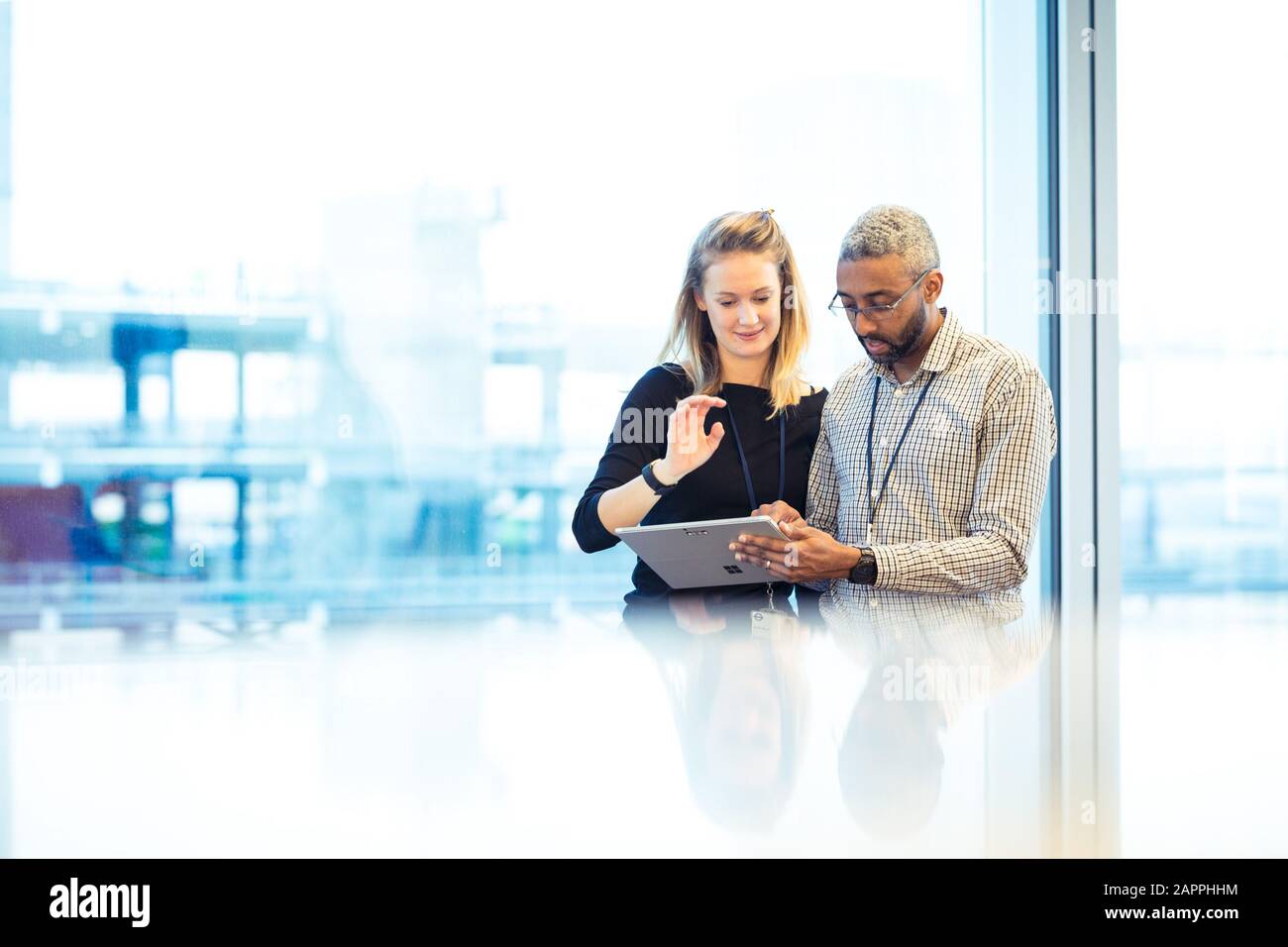 Office workers at desks woman hi-res stock photography and images - Alamy