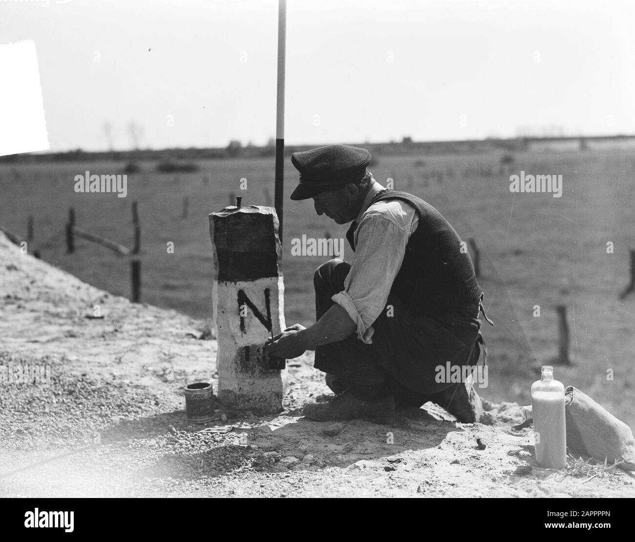 Border Correction Elten (at Lobith) N. op grenspaal Date: 23 april 1949 ...