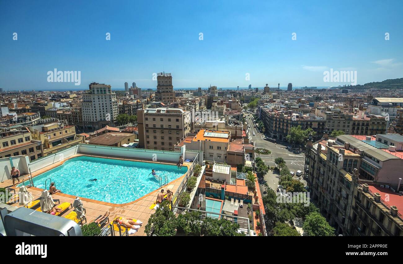 Barcelona Pool overlooking city, Swimming Pool on the roof in Barcelona ...