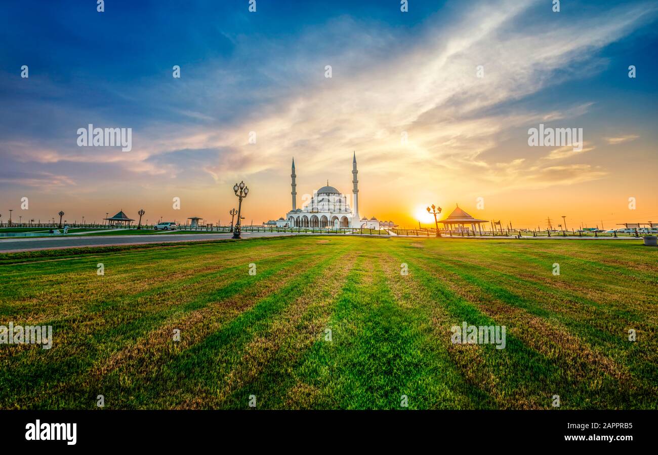 Sharjah New Mosque Largest mosque in Dubai beautiful traditional ...