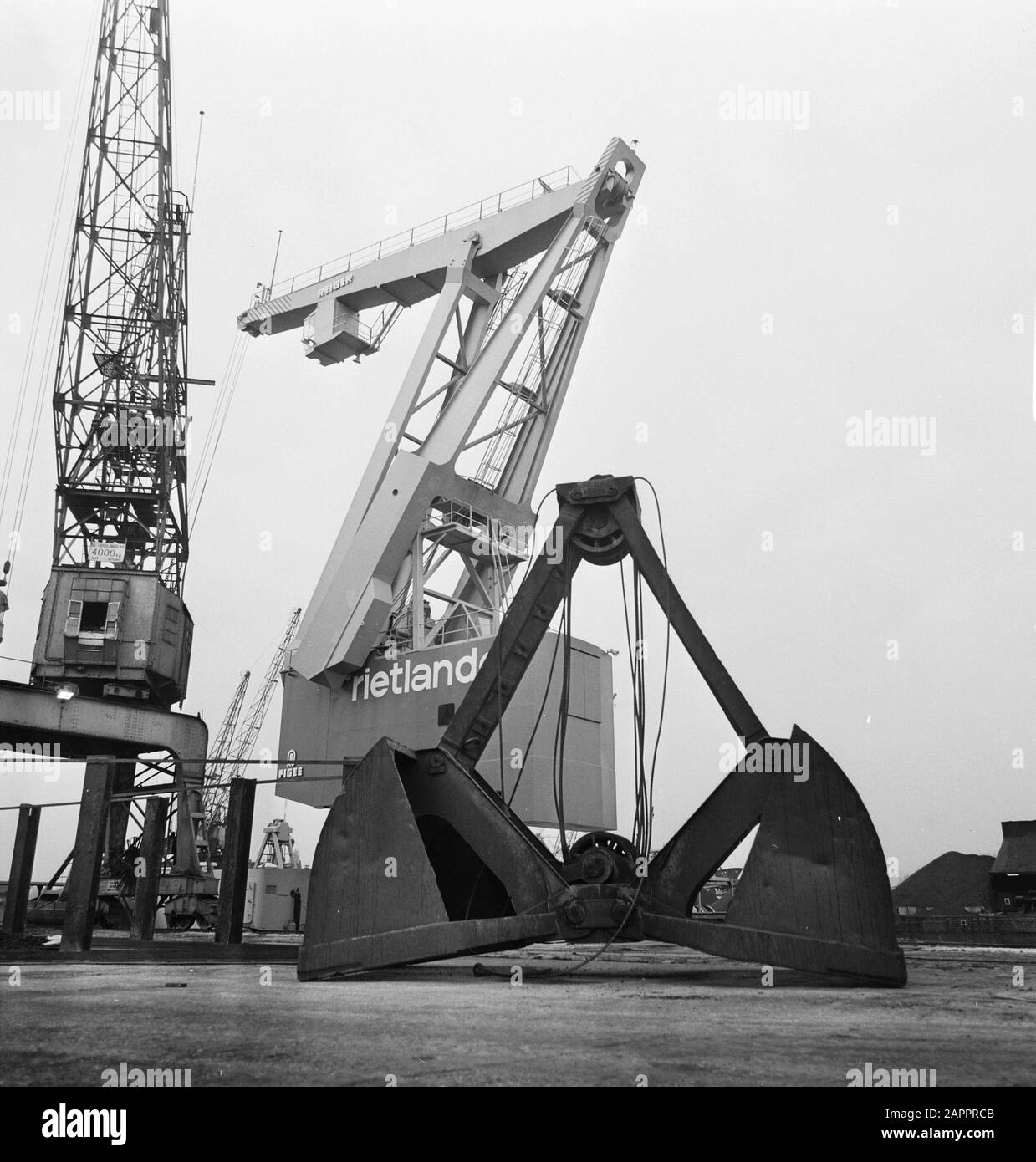 New (largest) floating crane in Amsterdam Date: December 15, 1976 ...