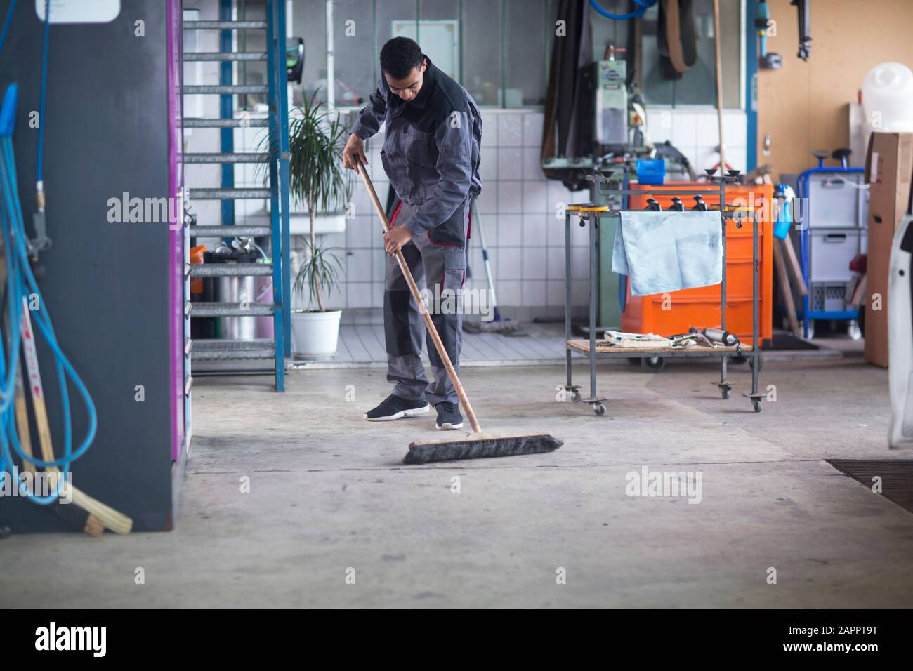 Car mechanic in workshop cleaning hi-res stock photography and images ...