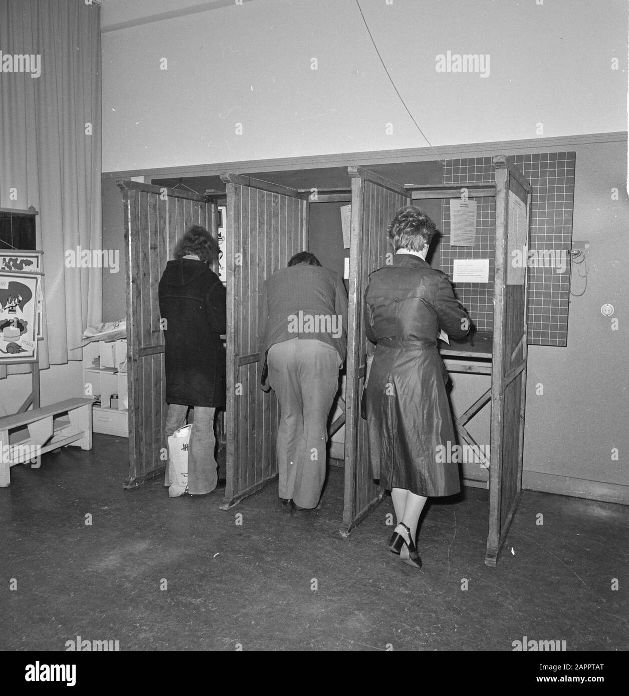 Voting booths hi-res stock photography and images - Alamy