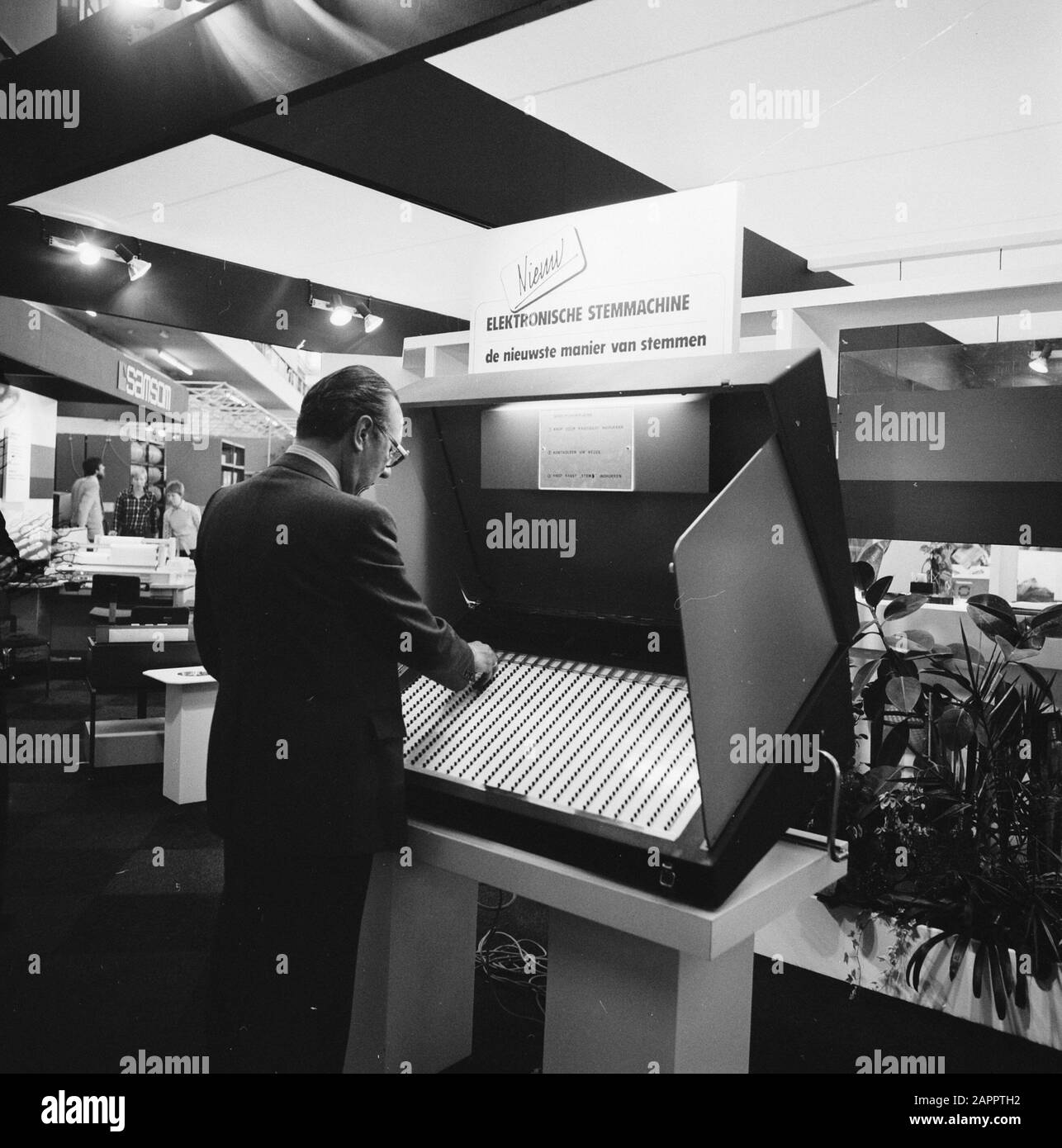 Electronic voting machine hi-res stock photography and images - Alamy