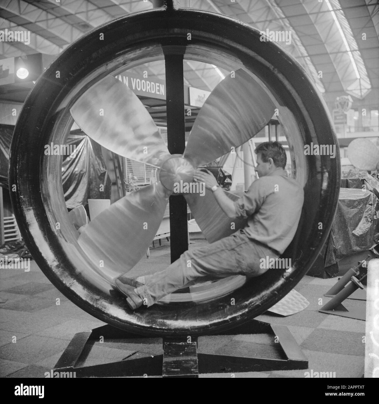 Maritime exhibition in the RAI. A ship's propeller in a Hodi jet tube ...