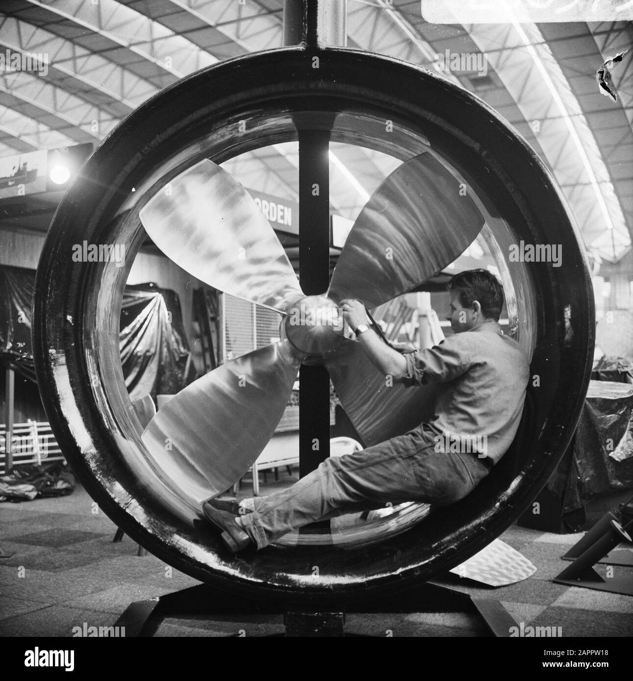 Maritime exhibition in the RAI. A ship's propeller in a Hodi jet tube ...