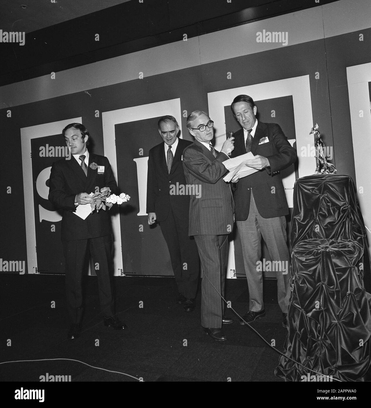 Assignment Singer in Hiltonhotel Date: June 7, 1973 Institution name ...