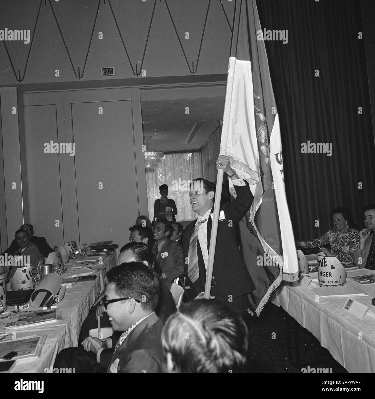 Assignment Singer in Hiltonhotel Date: June 7, 1973 Institution name ...