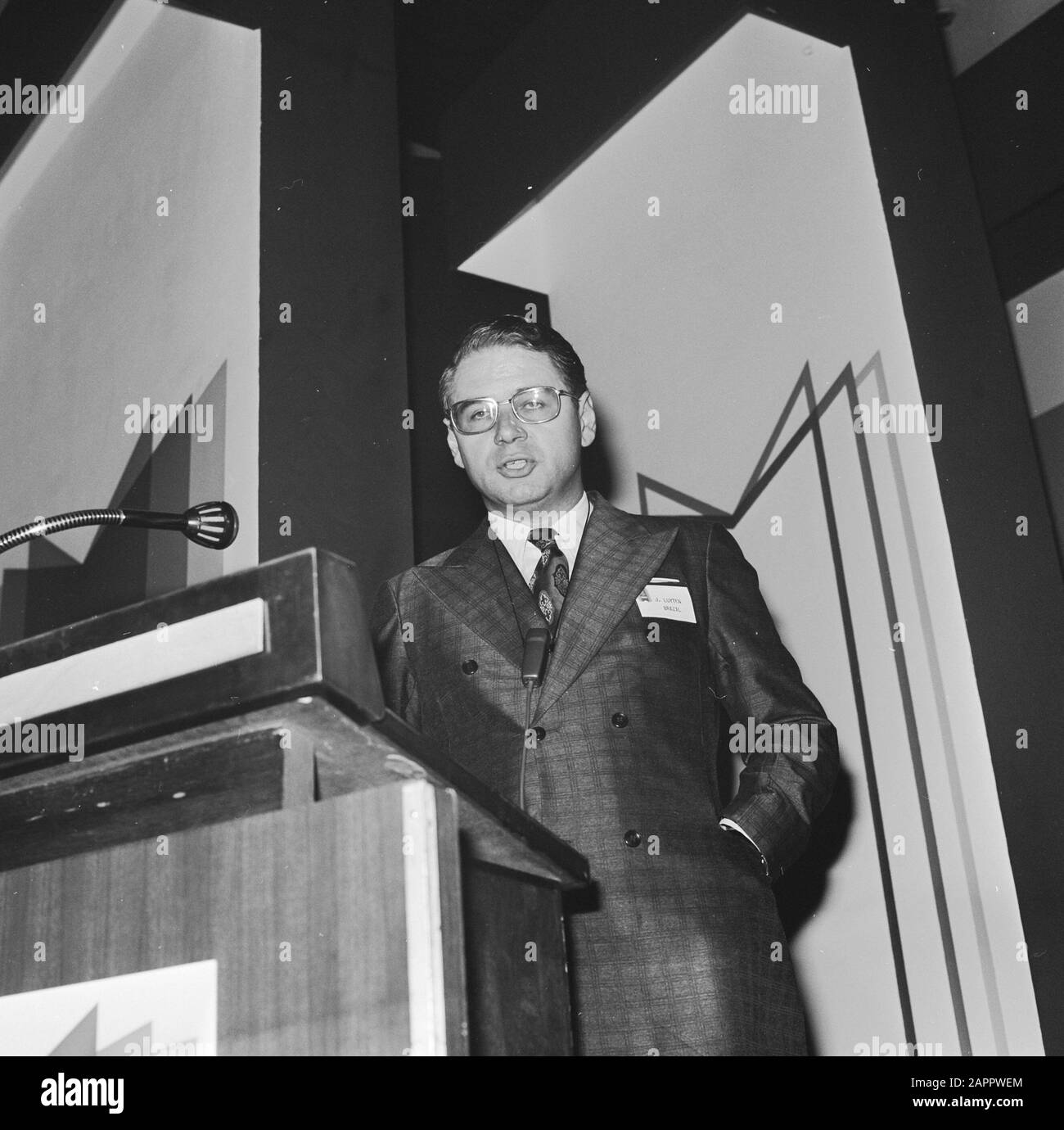 Assignment Singer in Hiltonhotel Date: June 7, 1973 Institution name ...