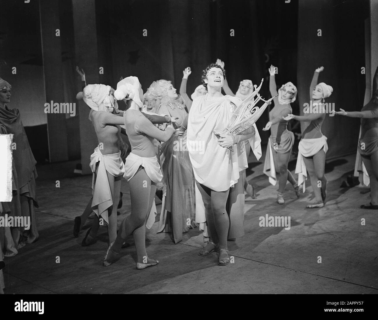 Opera Orfeo et Euridice Kathleen Ferrier (Orfeo) and Greet Koeman (as ...