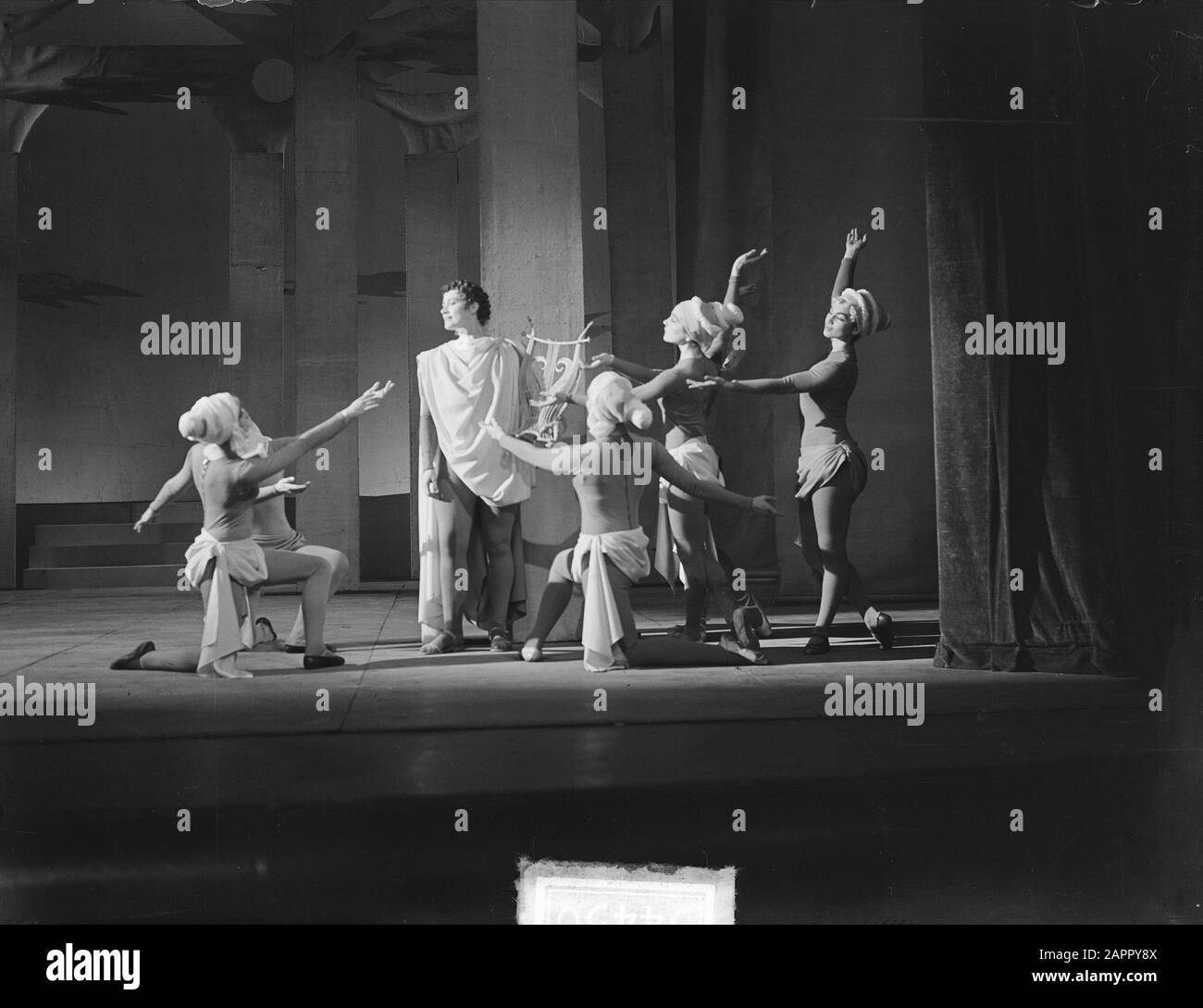 Opera Orfeo et Euridice. Kathleen Ferrier with ballet Date: 23 June ...