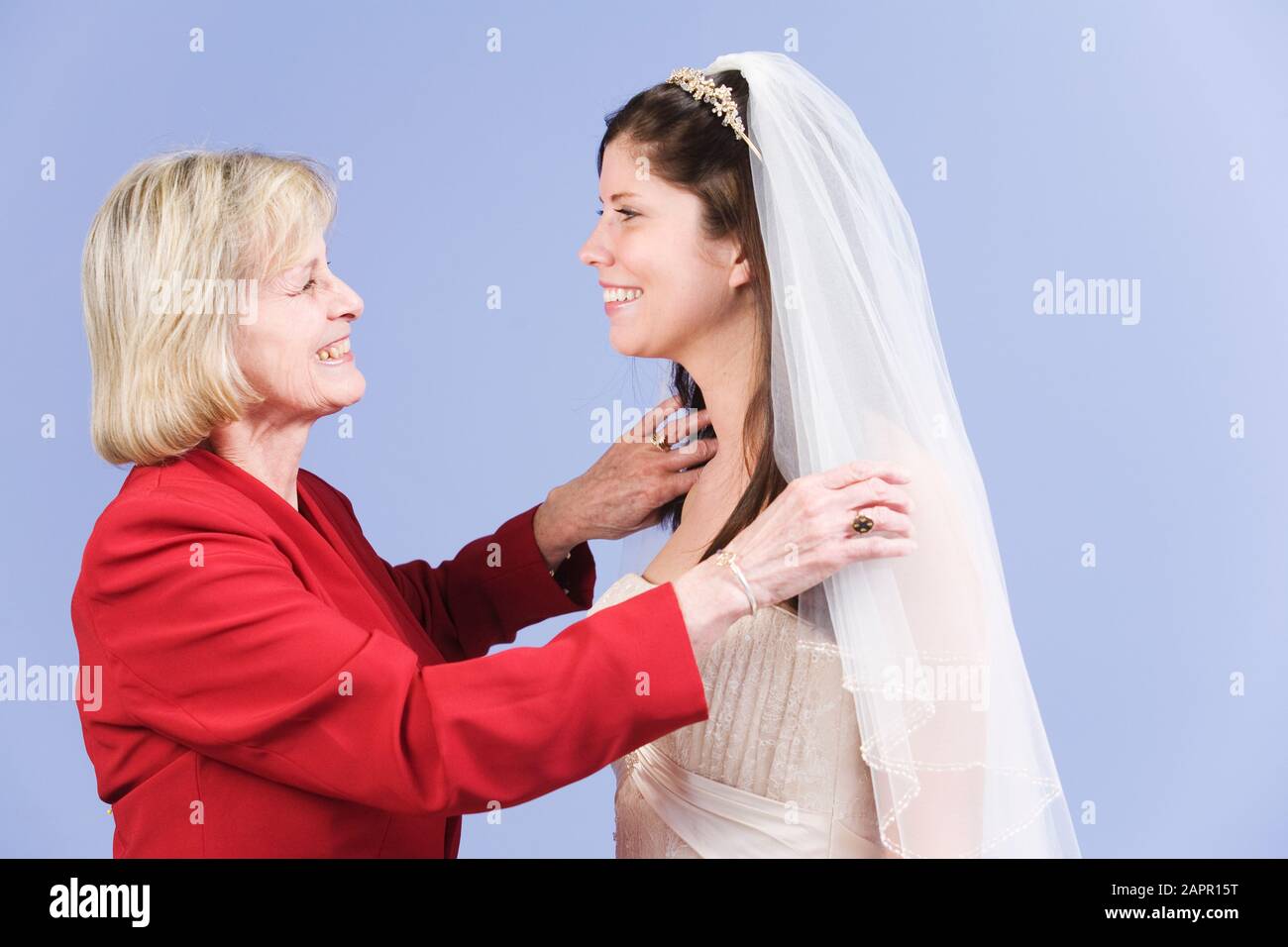 Side view of smiling bride and her mother Stock Photo - Alamy