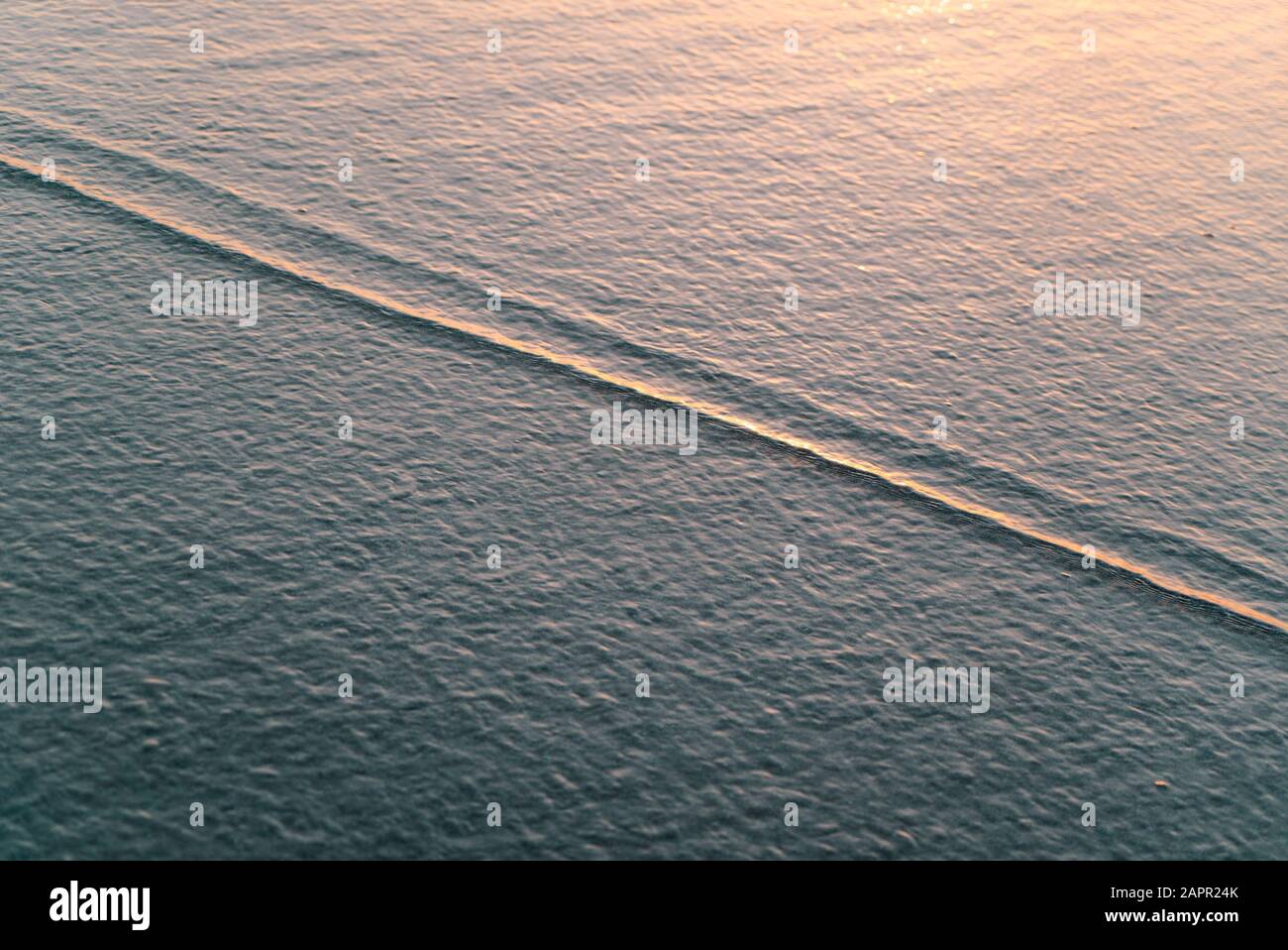 Single wave hi-res stock photography and images - Alamy