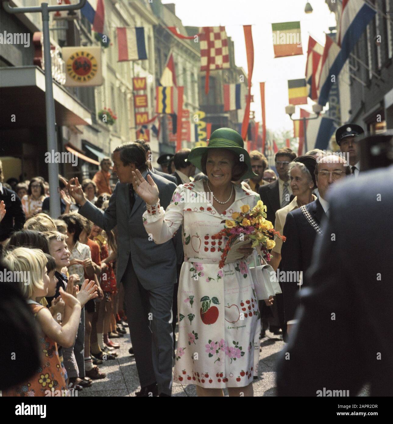 Princess Beatrix and Prince Claus during working visit? ; walking ...