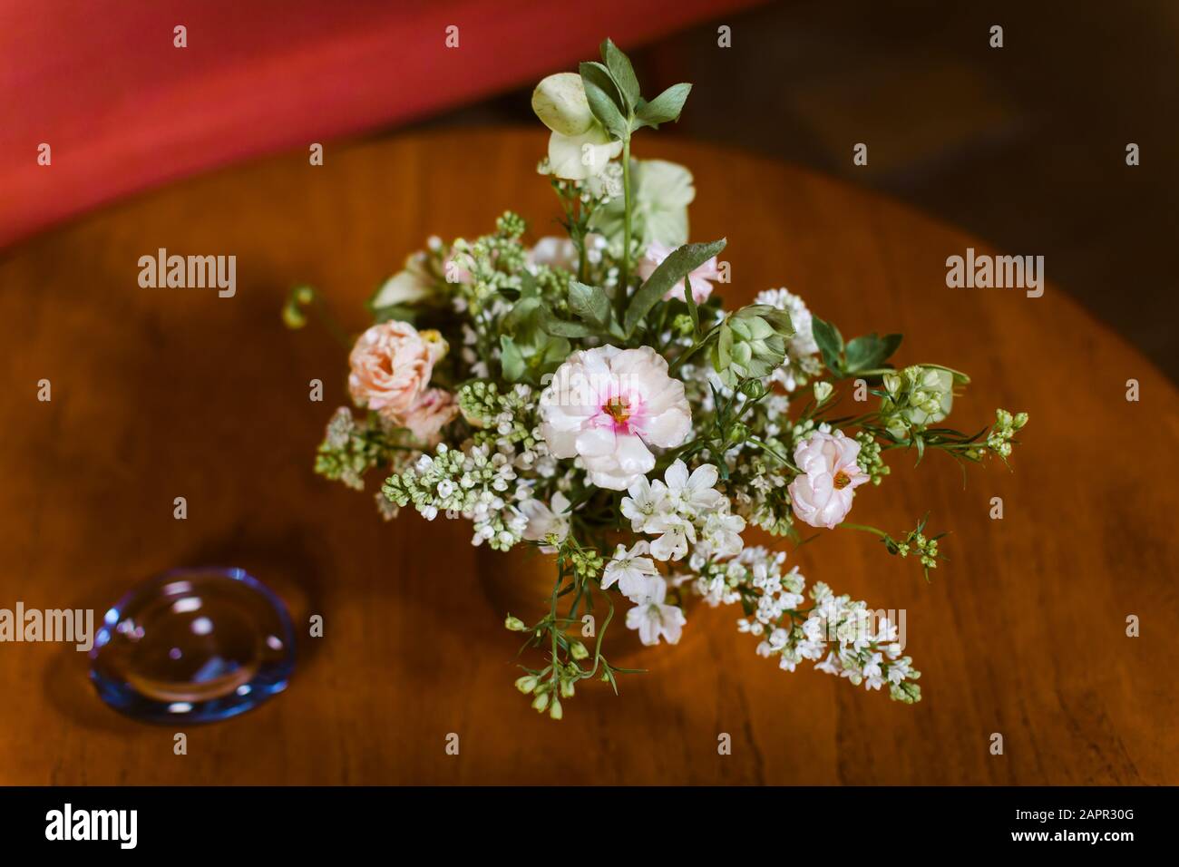 Small bouquet of flowers on a retro vintage wooden table Stock Photo ...