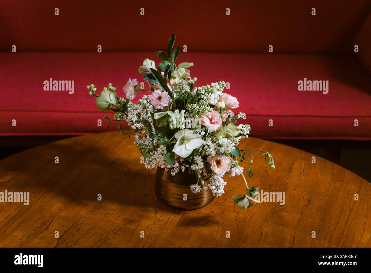 Small bouquet of flowers on a retro vintage wooden table Stock Photo ...