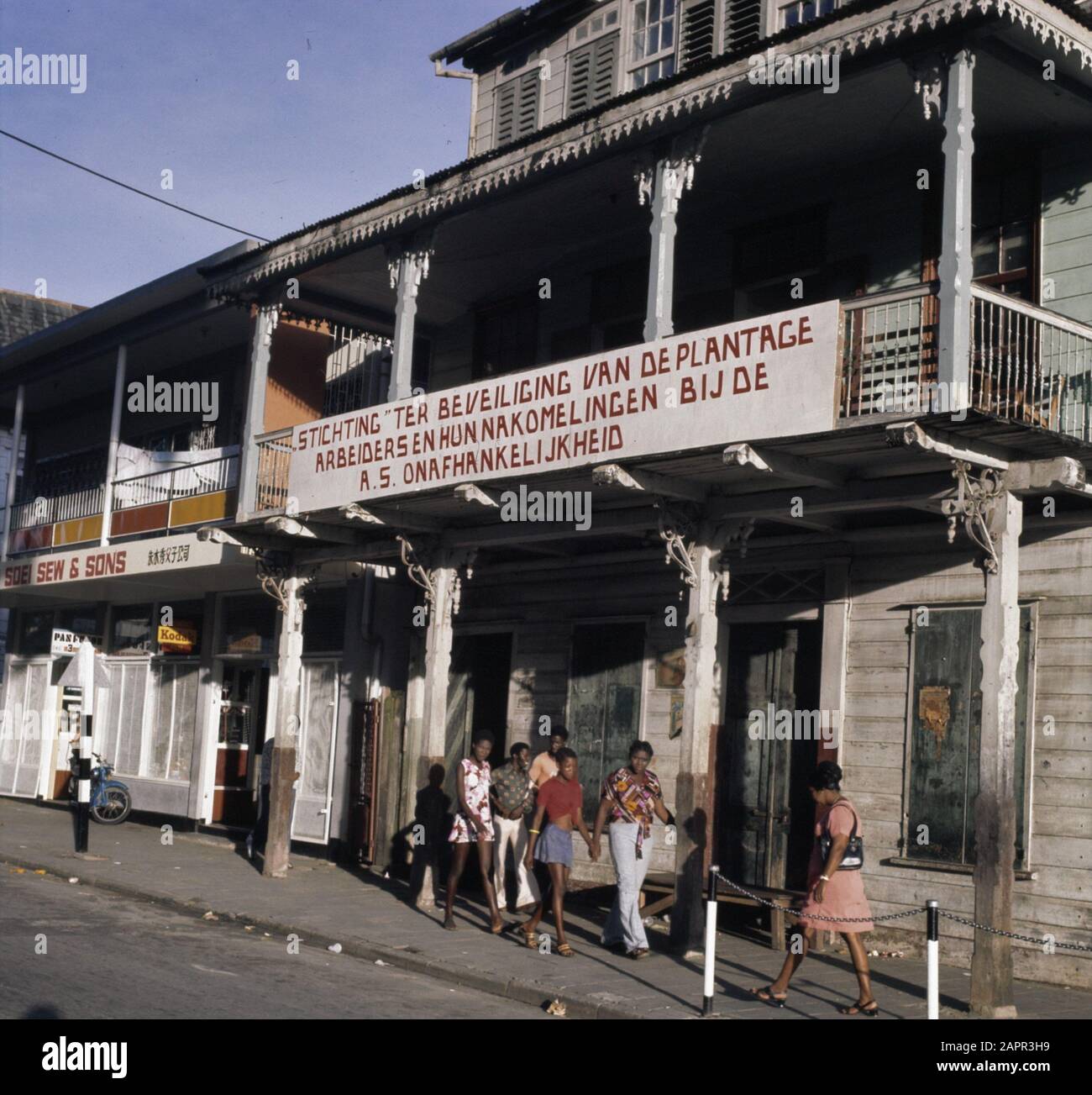 Paramaribo (preparation independence); various slogans in the city Date ...