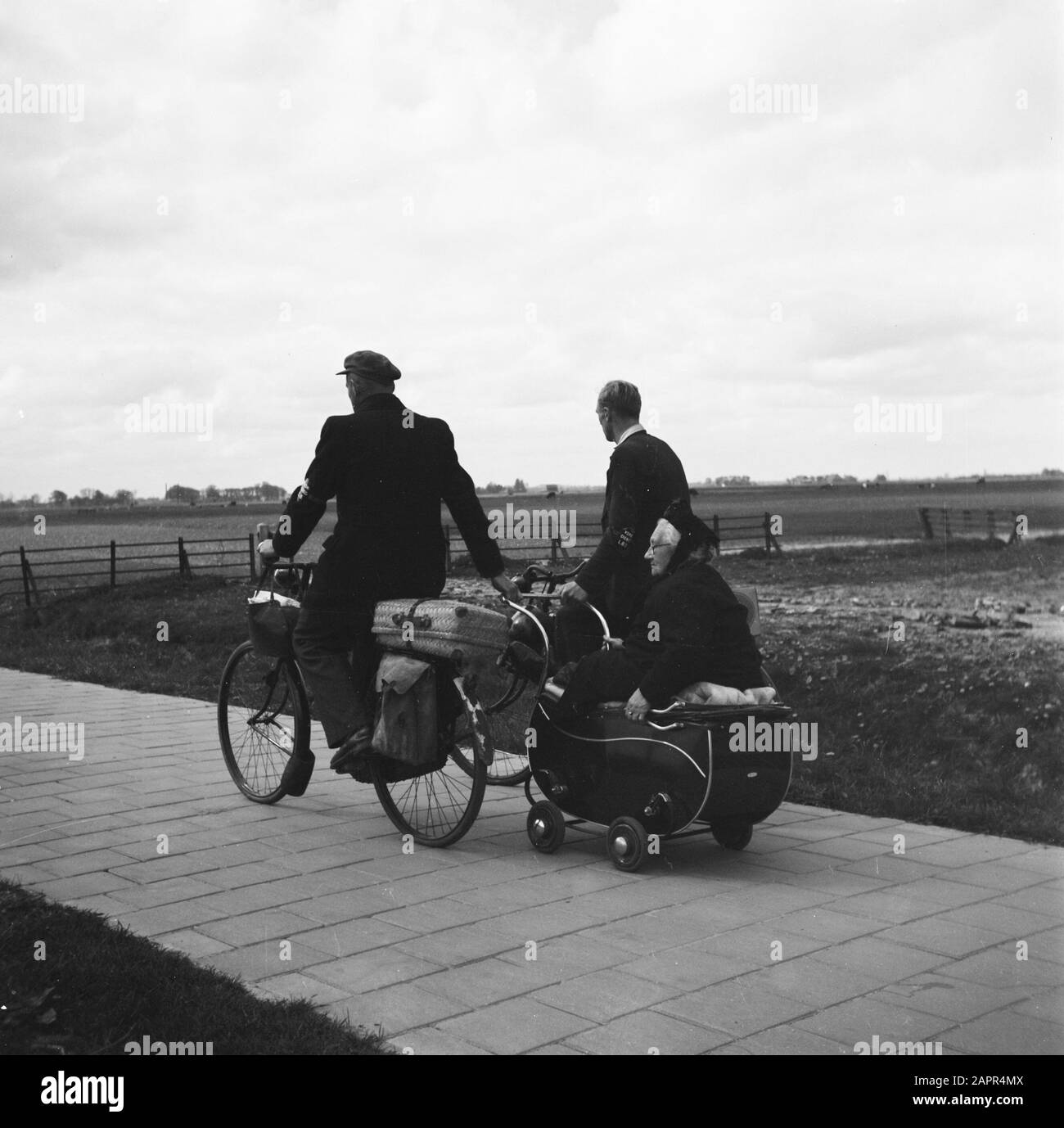 Red Cross: Post Ten Boer (Groningen) In Ten Boer, Prof. Eerland of the ...