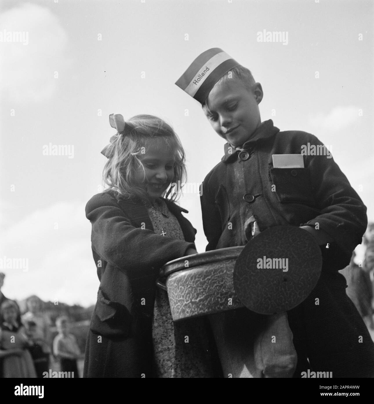 Food supply: distribution The Amsterdam public eagerly buys the new ...