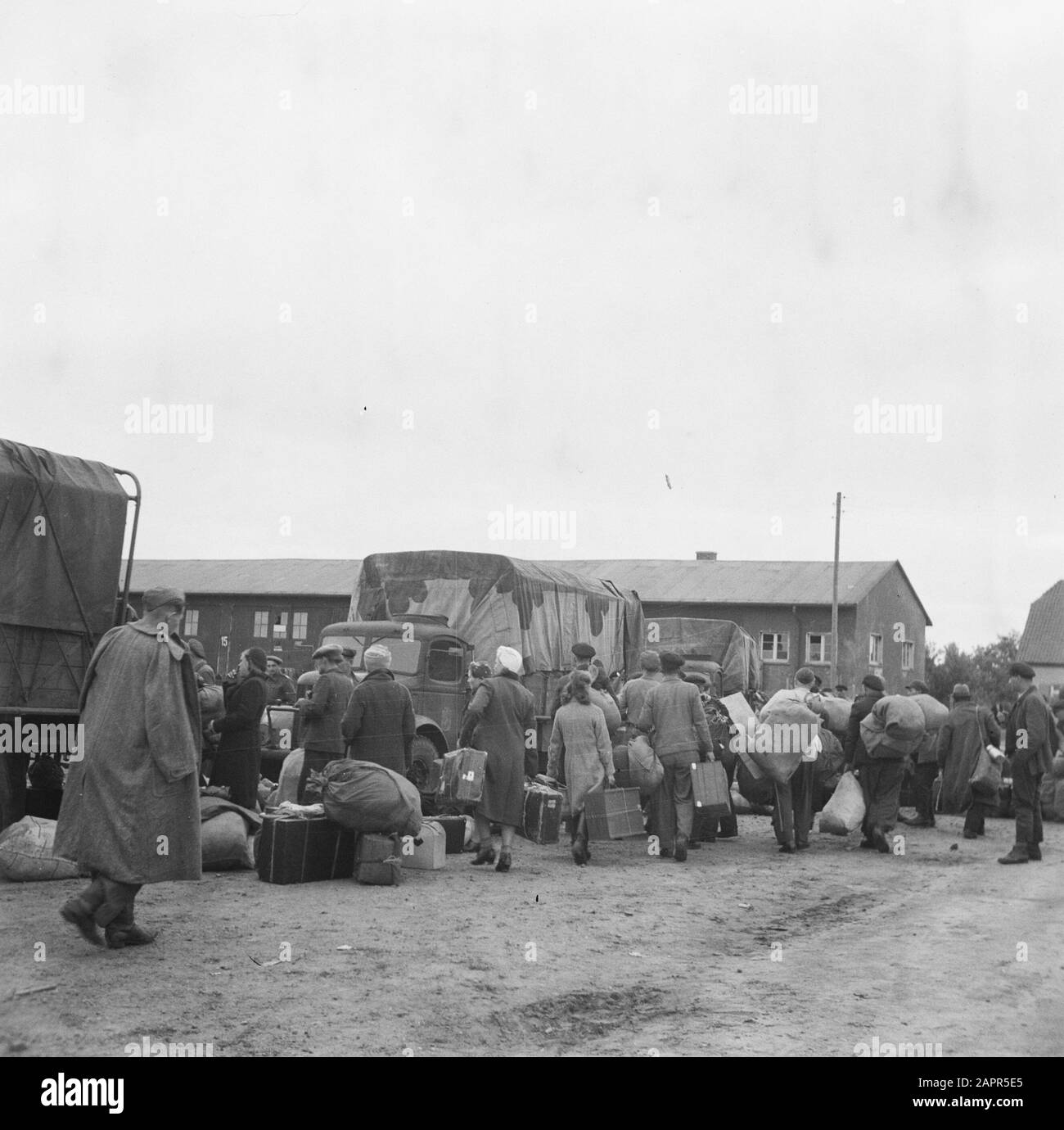 World war soldiers returning 1945 hi-res stock photography and images ...