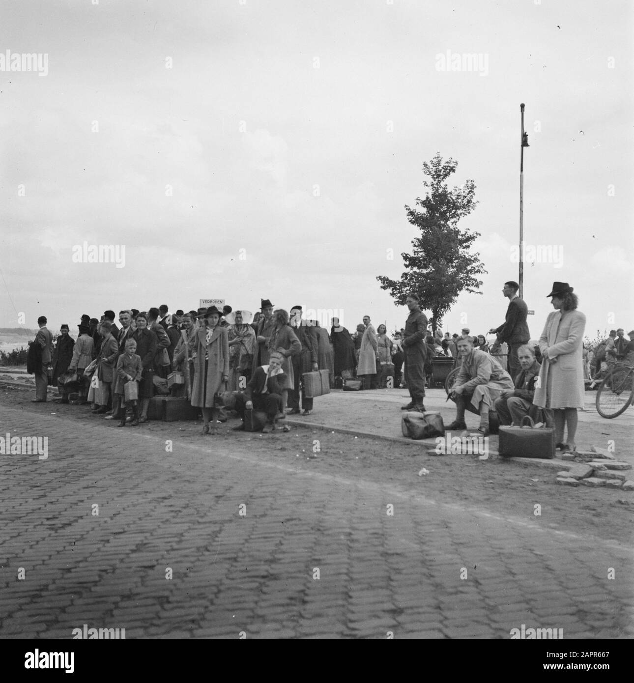 Displaced people 1945 Black and White Stock Photos & Images - Alamy