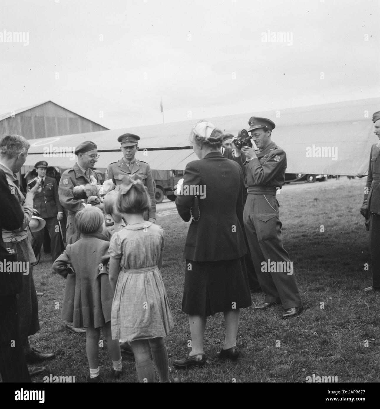 Princess Juliana returns with her three daughters from Canada in ...