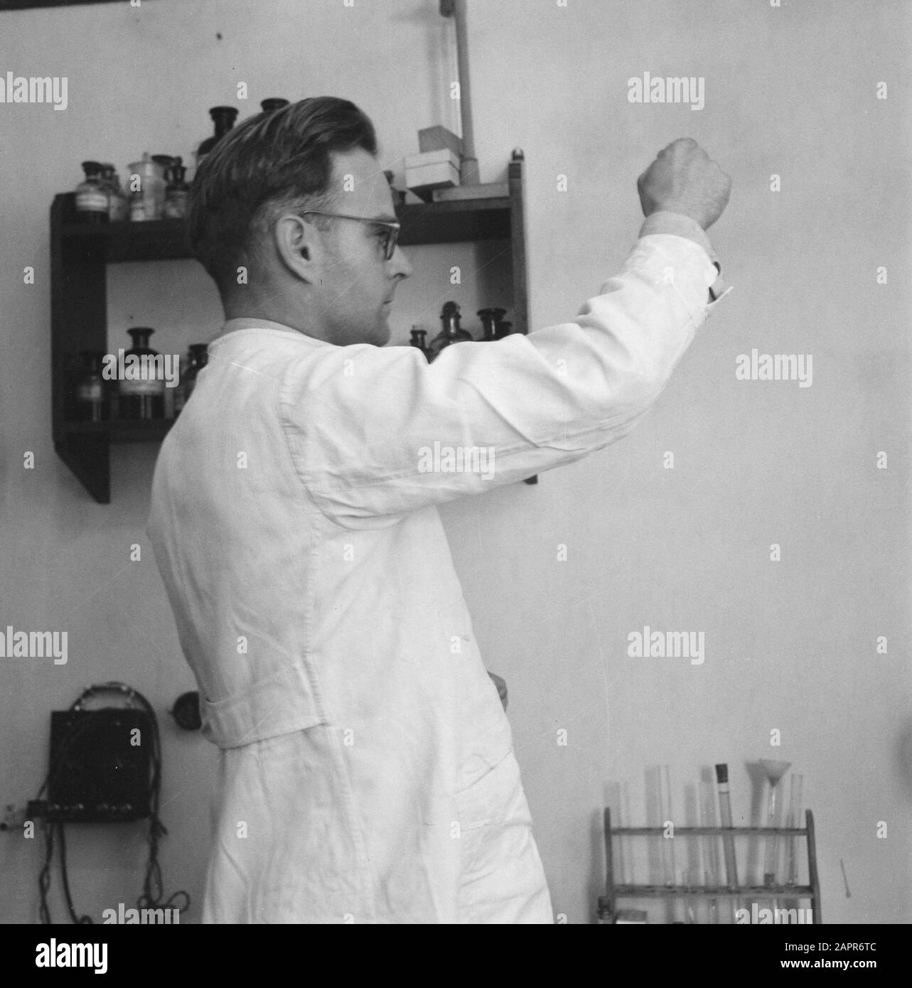 Research laboratory 1940s hi-res stock photography and images - Alamy