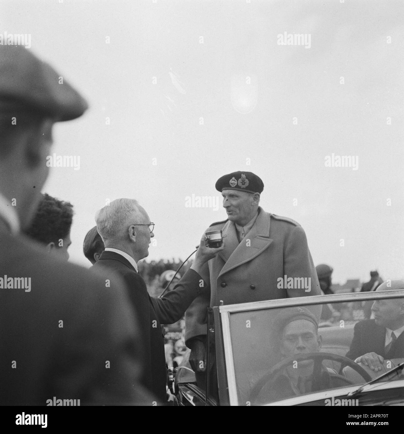 Radio reporter field hi-res stock photography and images - Alamy