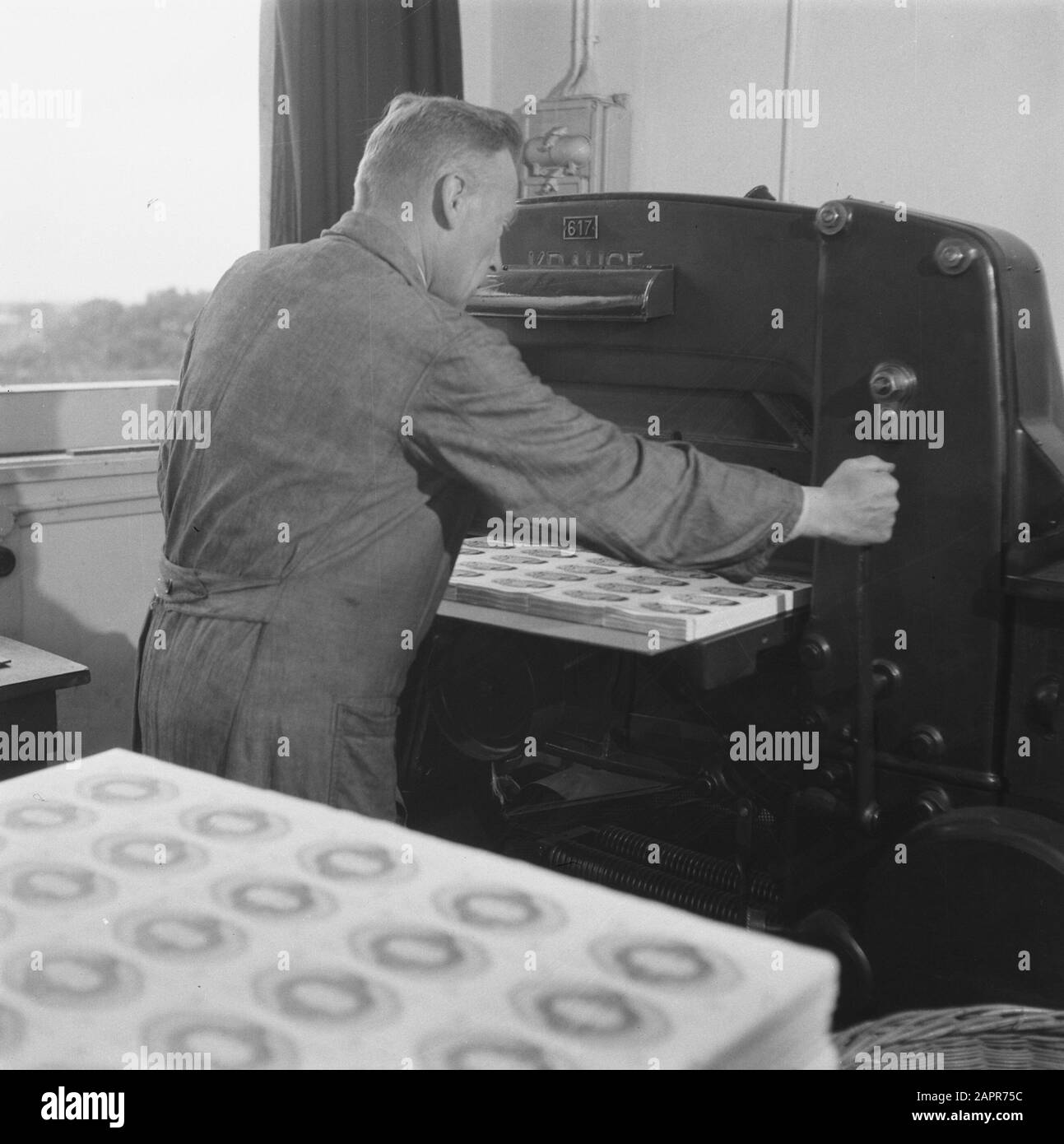 Printing new money in printing Enschedé Grape sheets with banknotes go ...