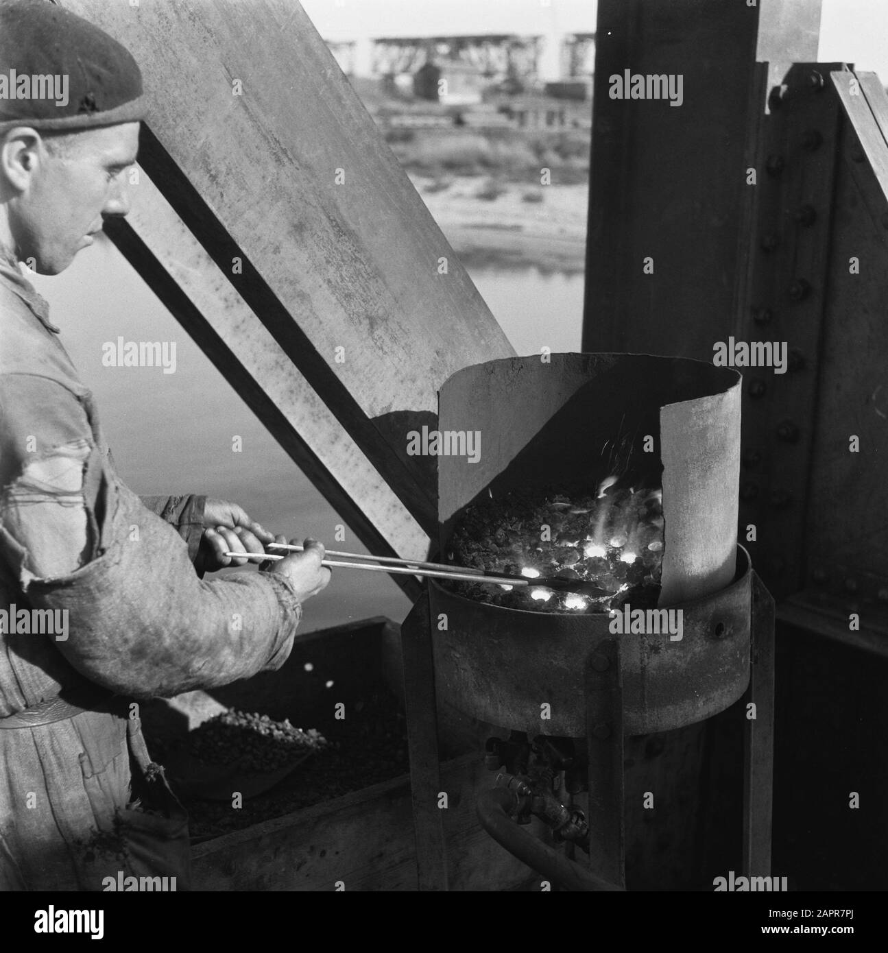 Mounting a bridge arch of the Waterloobridge in the bridge at ...