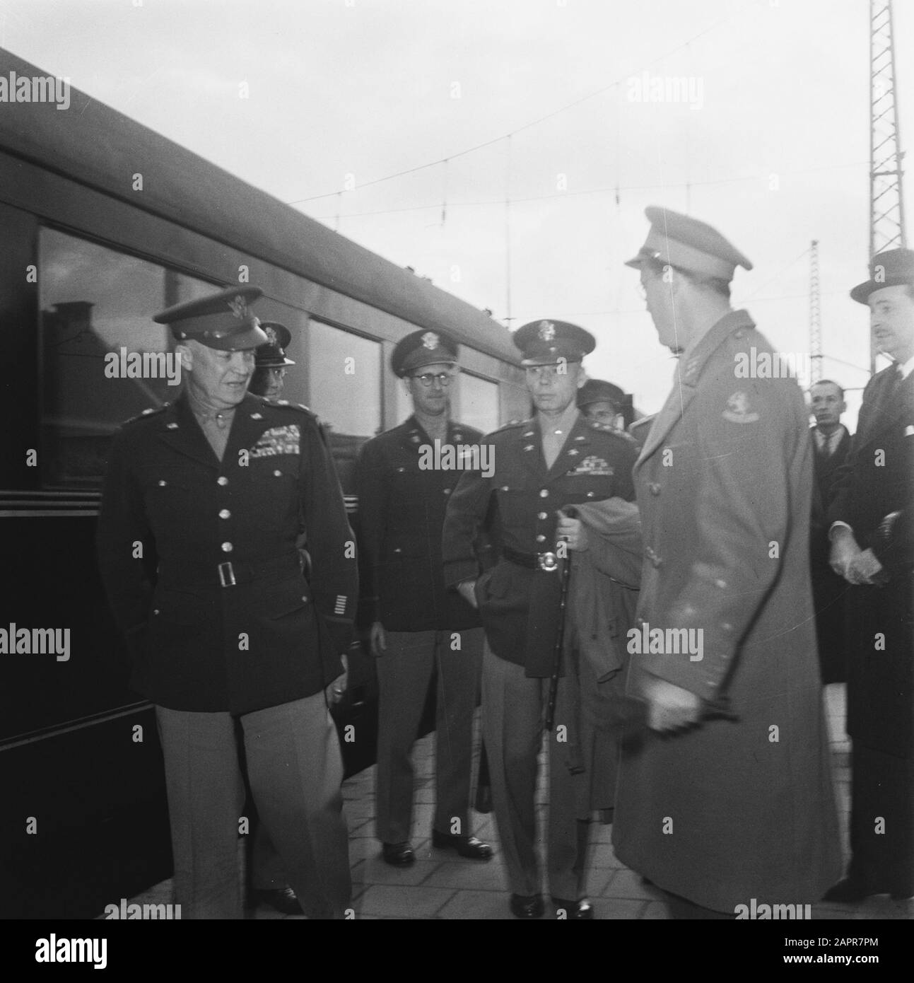 Arrival Eisenhower in The Hague [General Eisenhower is received at a ...
