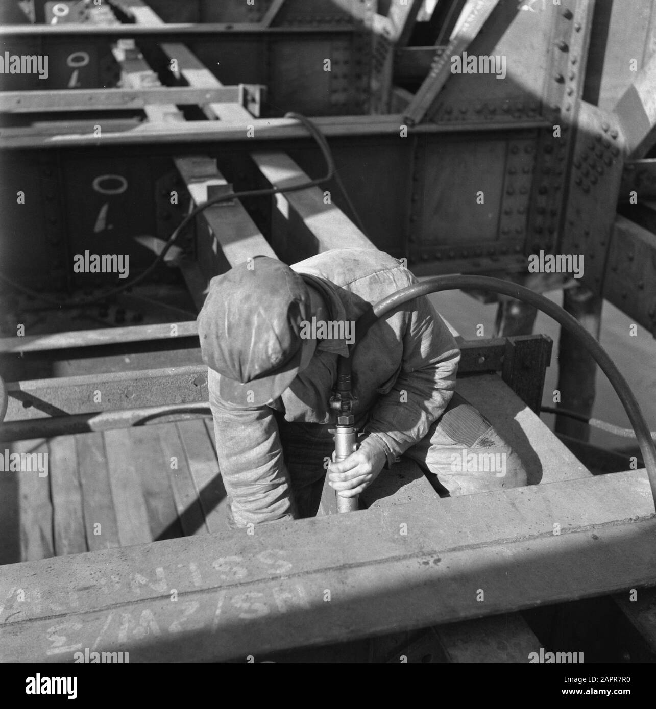 Mounting a bridge arch of the Waterloobridge in the bridge at ...