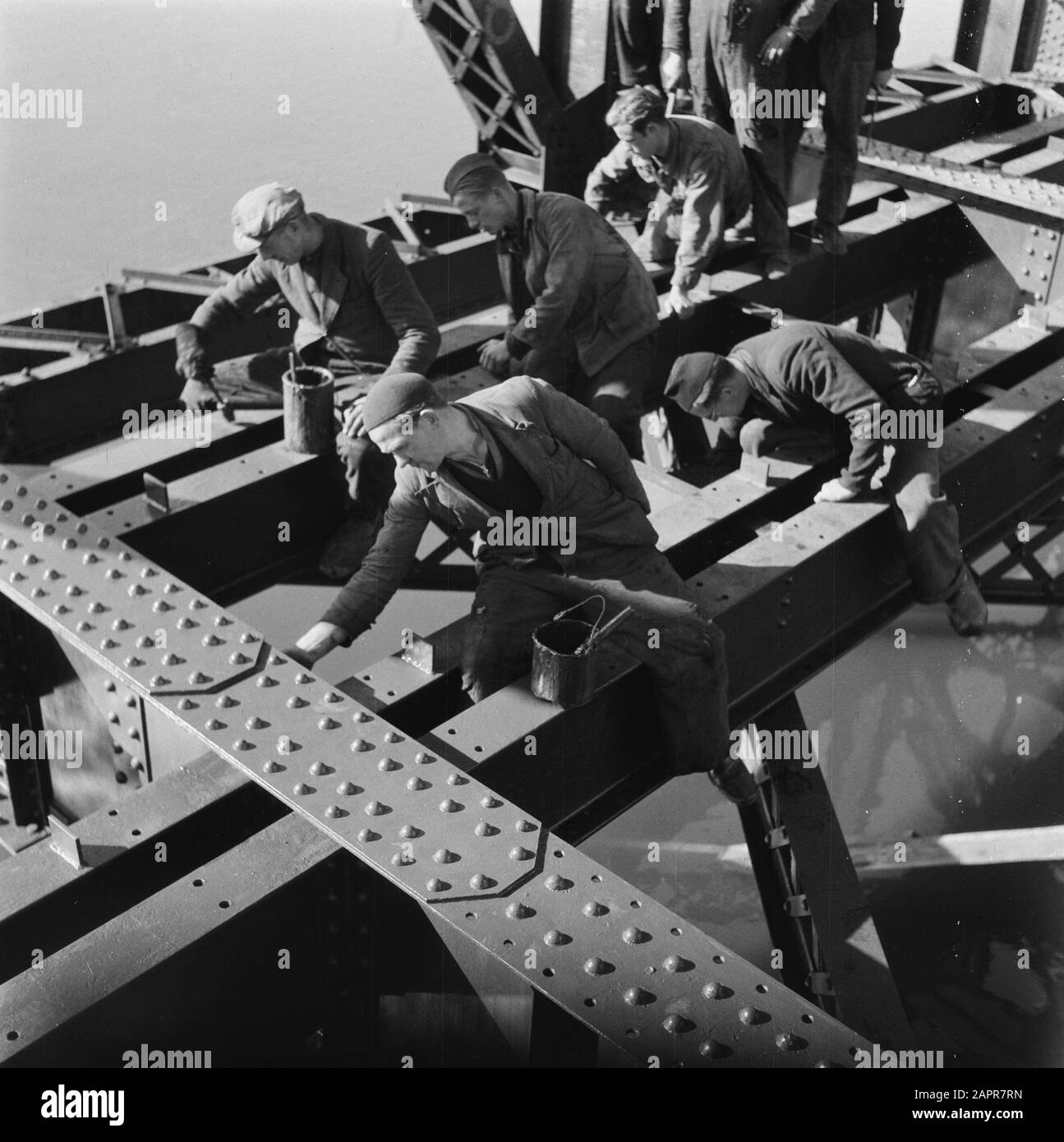 Mounting a bridge arch of the Waterloobridge in the bridge at ...