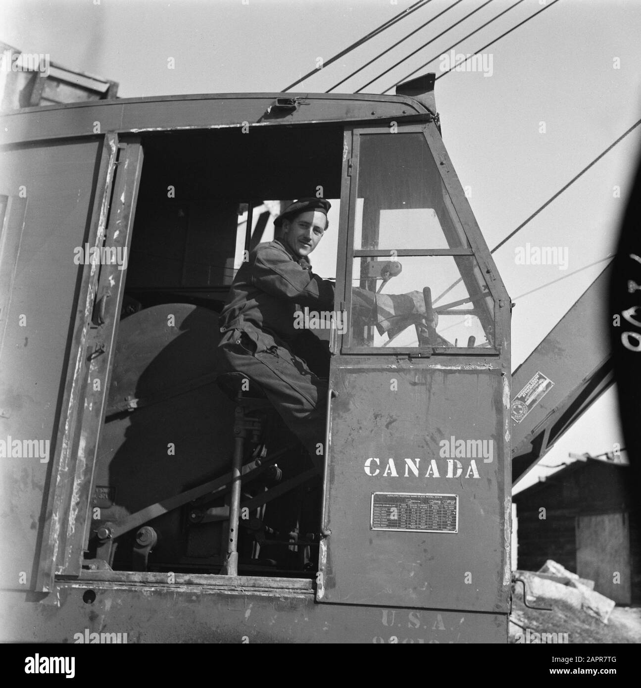 Mounting a bridge arch of the Waterloobridge in the bridge at ...
