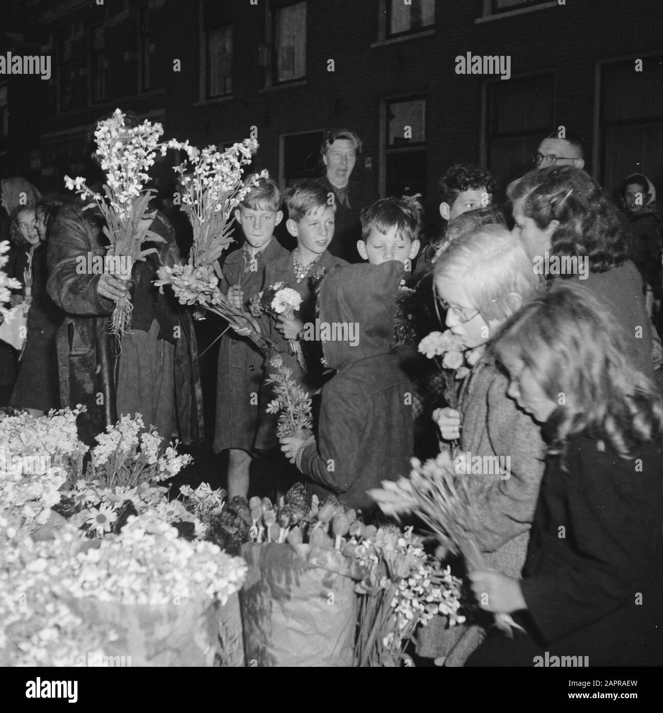 Luilak in Amsterdam Date: June 21, 1946 Location: Amsterdam, Noord ...