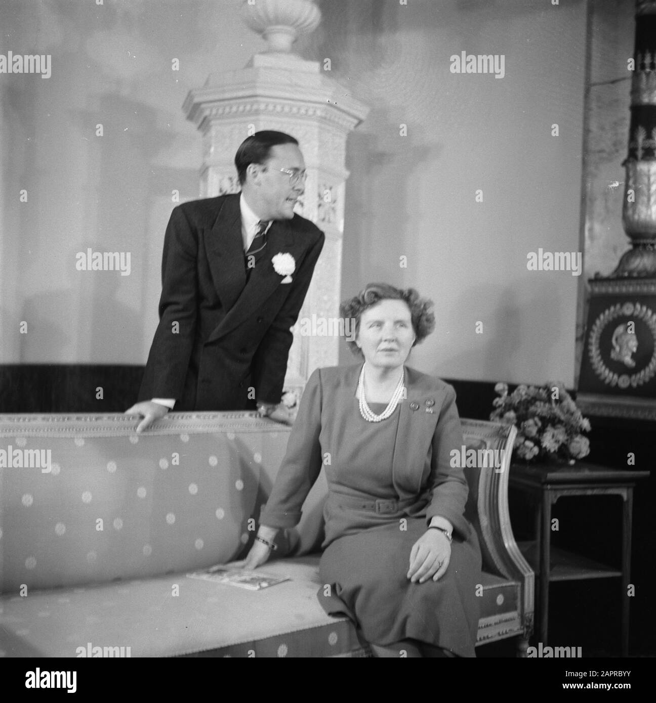 Royal family on Soestdijk. Queen Juliana and prince Bernhard Date: 5 ...