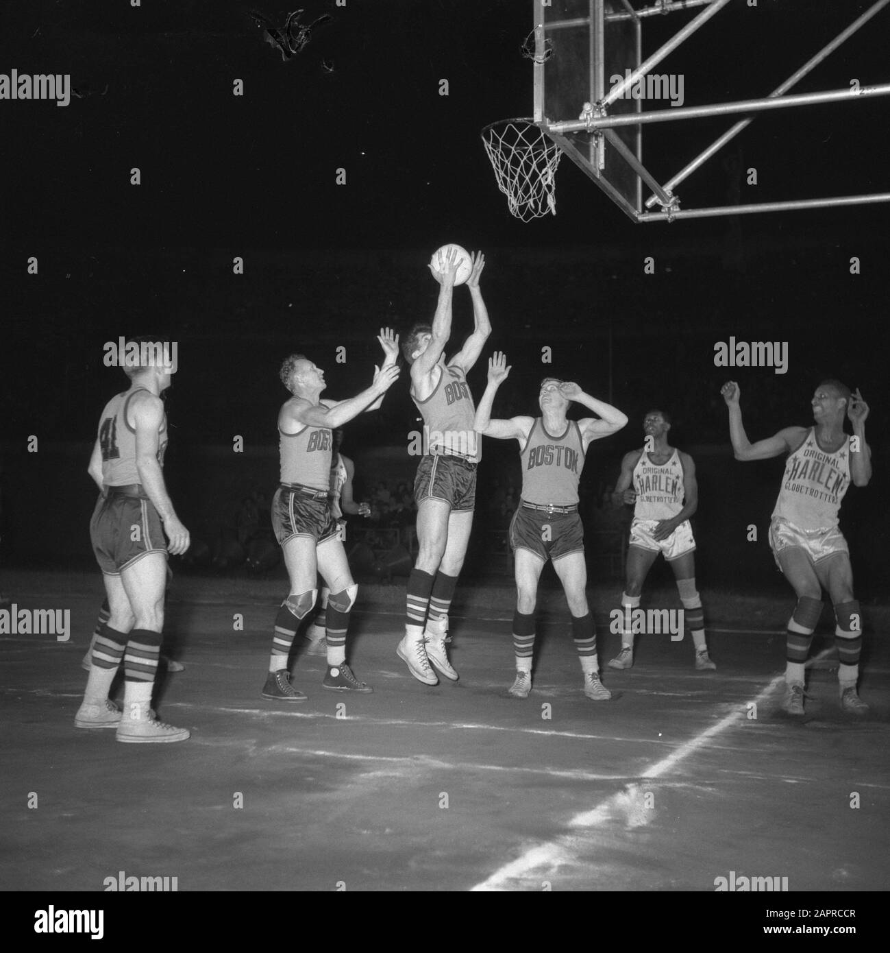 Harlem globetrotters 1951 hi-res stock photography and images - Alamy