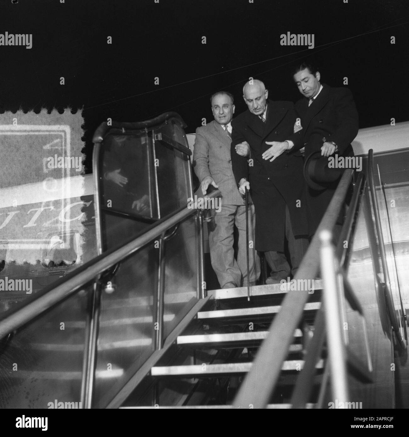 Mossadecq at Schiphol Date: 7 October 1951 Personal name: Mossadeq ...