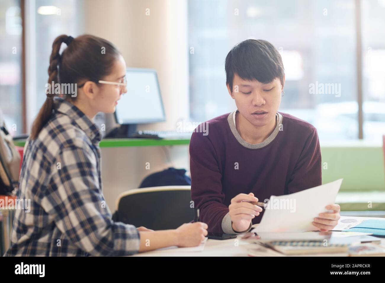 Reading a report hi-res stock photography and images - Alamy