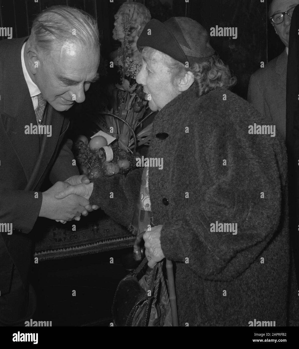 Painter Colnot 70 years, reception with Coba Ritsema Annotation: Arnout ...