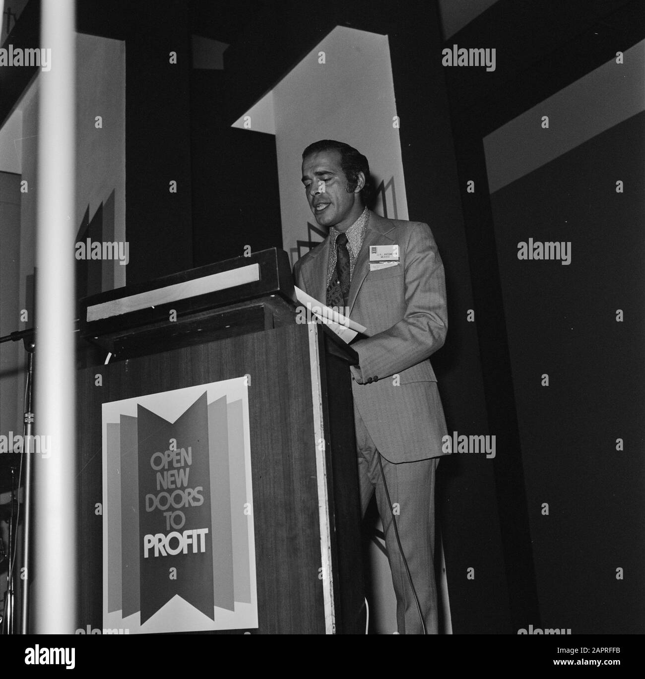 Assignment Singer in Hiltonhotel Date: June 6, 1973 Institution name ...