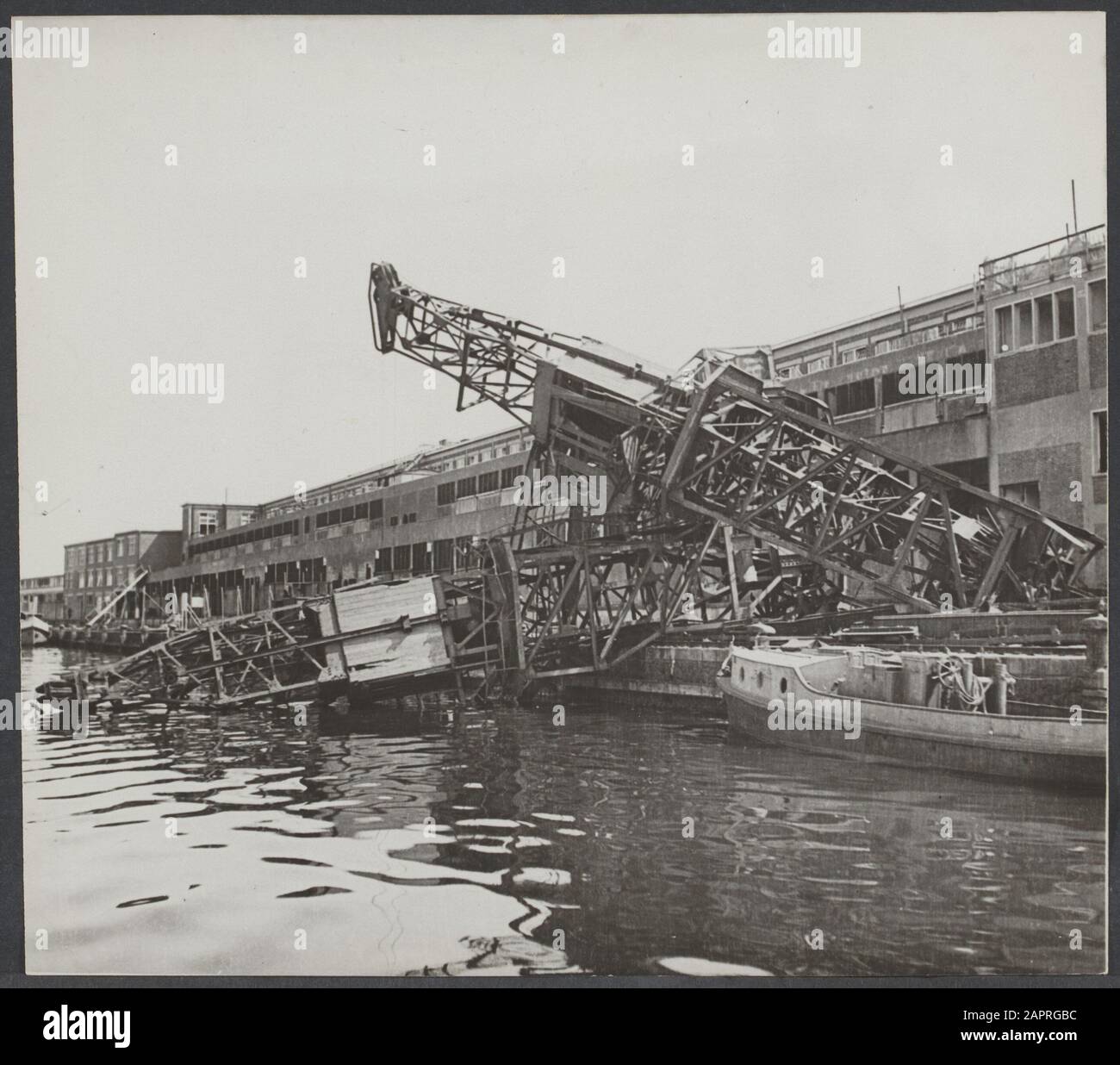 Destroyed port installations hi-res stock photography and images - Alamy