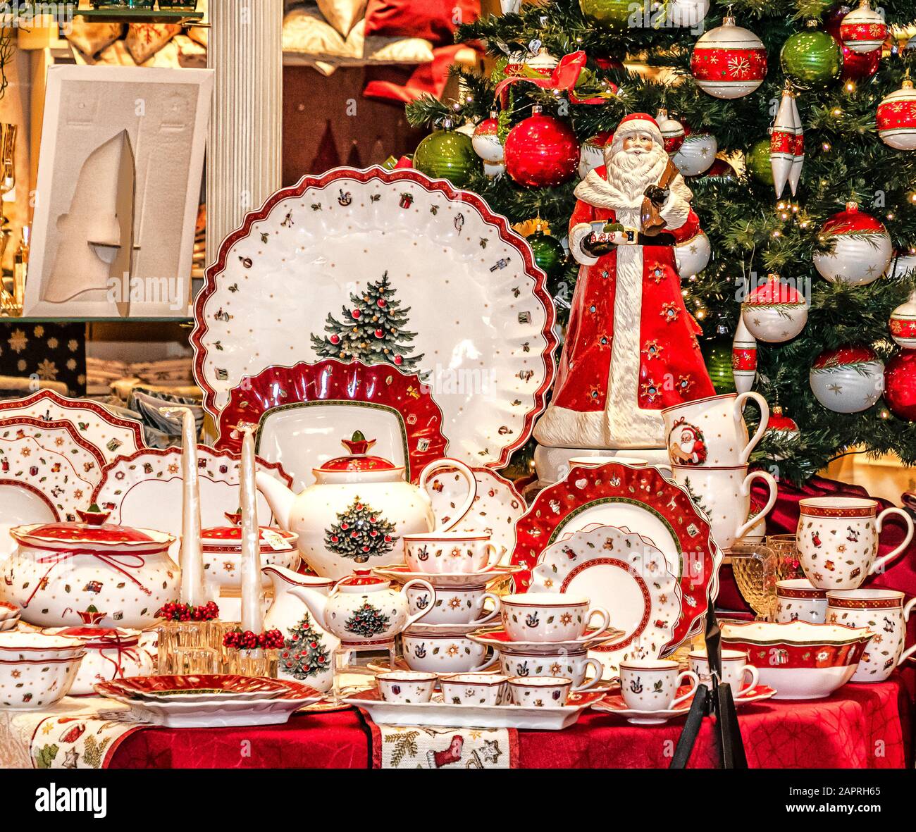 Red china plates hi-res stock photography and images - Alamy