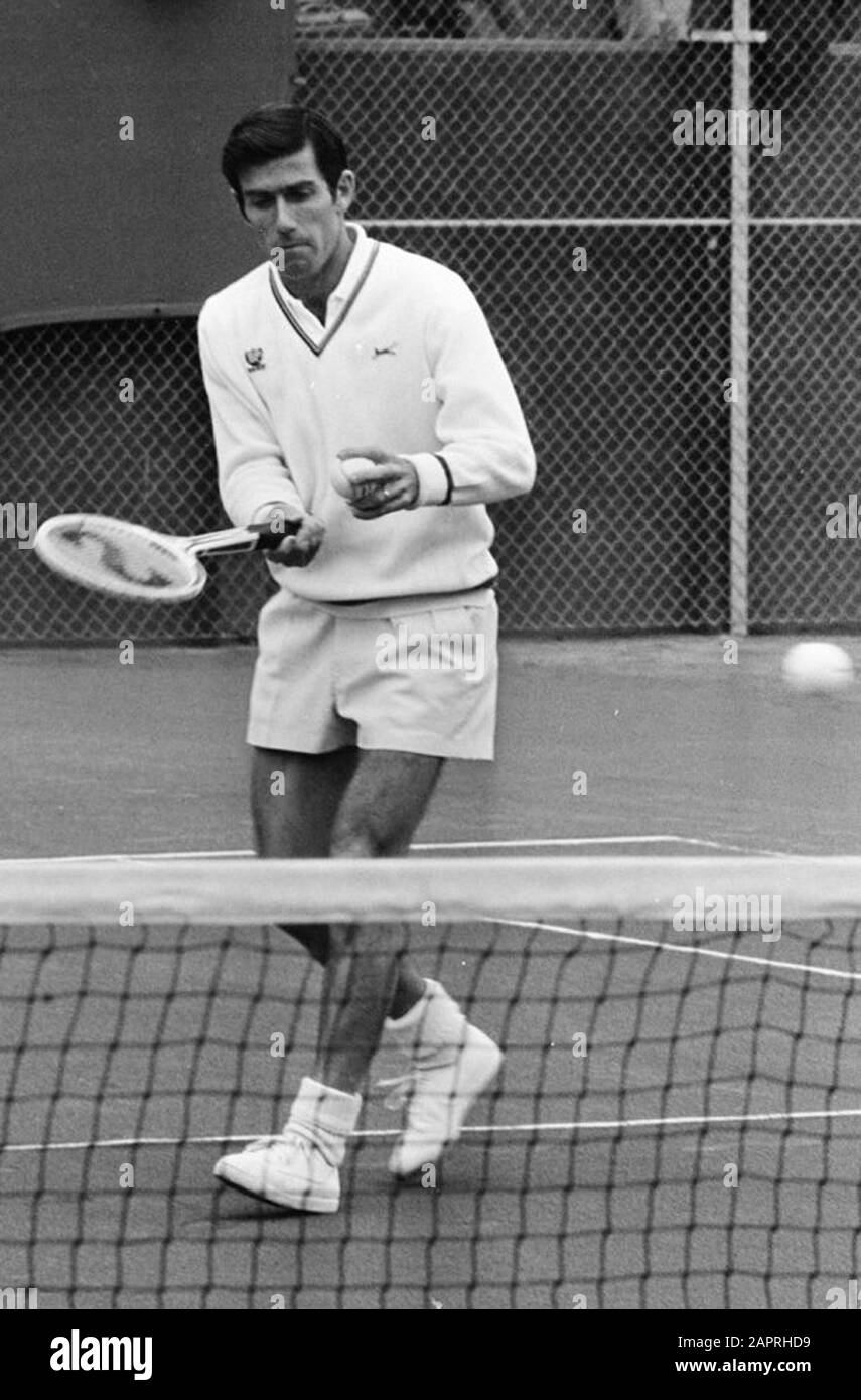 De Australiër Ken Rosewall in actie Australian tennis player Ken ...