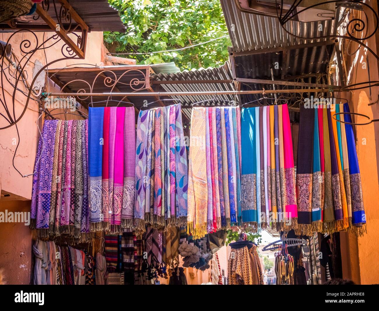 Scarves market stall morocco hi-res stock photography and images - Alamy